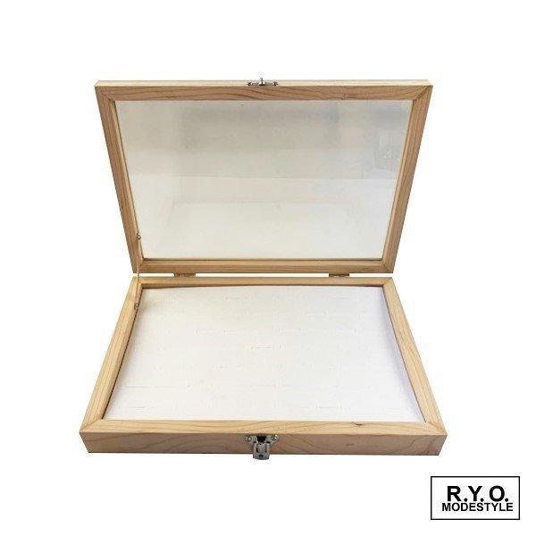 《素材》◇枠　木材　ガラス　中　レーヨンパイル100％　スポンジ(ポリウレタン)《サイズ》◇外寸　サイズ　W 315mm D 215mm H 50mm　　《カラー》◇ナチュラル　台紙白リング用ガラスケースです。　本体はウッドでできております...
