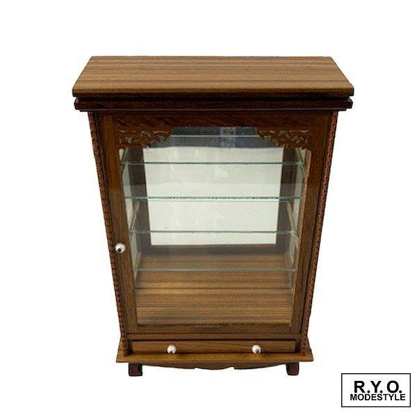 《素材》◇枠　木材　ガラス　《サイズ》◇外寸　サイズ　W 176mm D 78mm H274mm　　《カラー》◇ブラウン塗装大変人気のあるミニチュアショーケースが新たな種類で新発売となりました。ガラスの淵に細かい細工がしてありとても優雅な雰...