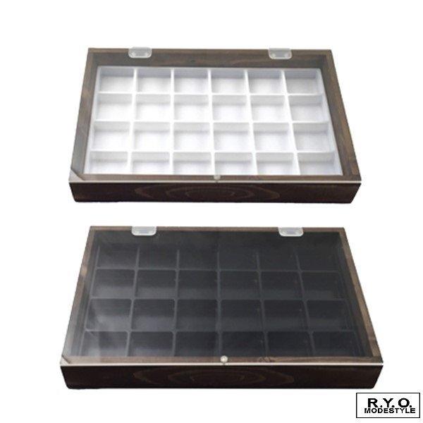 ■サイズ:W300　H200　D35ｍｍ■カラー:ブラウン（木）　台紙　白/黒■素　材:木　アクリル　プラスチックルースケース40mmが入る台紙が木のケースの中に入っております。　マスの数は24個です。石、ルースケースのコレクションに適して...