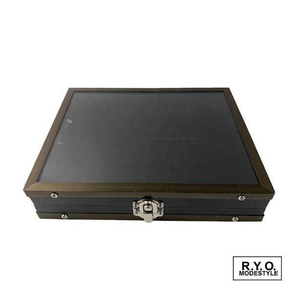 《素材》◇枠　プラスチック　ガラス　アルミ　中　レーヨンパイル100％　スポンジ(ポリウレタン)《サイズ》◇外寸　サイズ　W 203mm D 160mm H 47mm　《カラー》◇黒×黒　台紙(黒)　リング用ガラスケースです。　本体はプラス...