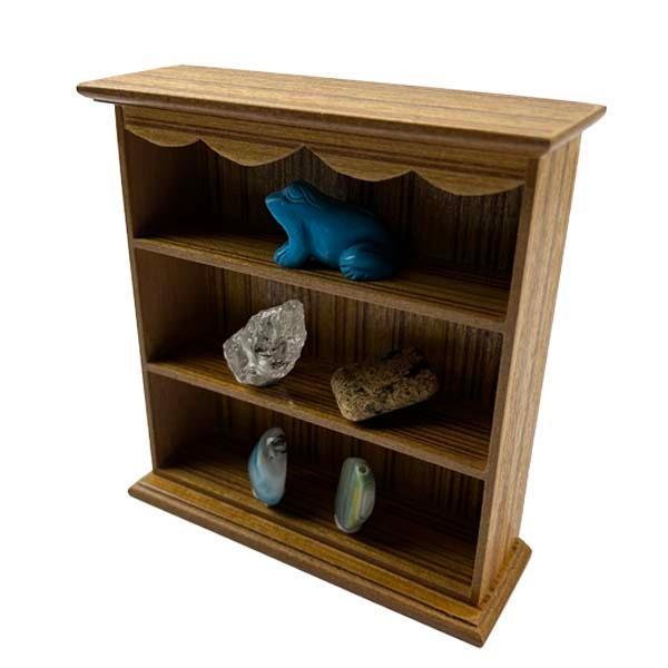 《素材》◇木　《サイズ》◇約W145 　D45　H142mm　　　　　それぞれの段の高さ　40ｍｍ◇塗装　茶色　　鉱物、お人形などを飾るのに便利です。店舗などショーケースなどにも大活躍いたします。ガラスがないぶん立体的な商品を強調できます。...