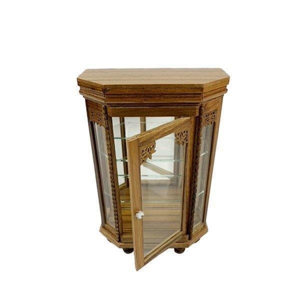 《素材》◇枠　木材　ガラス　《サイズ》◇外寸　サイズ　W 112mm D 61mm H172mm　　《カラー》◇ブラウン塗装大変人気のあるミニチュアショーケースが新たな種類で新発売となりました。ガラスの淵に細かい細工がしてありとても優雅な雰...