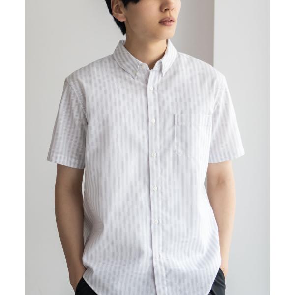 COOLMAX糸を使用し、暑い夏でも快適に過ごせる半袖シャツ。カラーは、オフホワイト・グレー・ブルー・ネイビーの4色展開です。■デザイン麻がもつ独特の清涼感のある素材感は残しつつ、シワ感を抑えたことで綺麗め合わせにも着回せるアイテムに仕上げ...