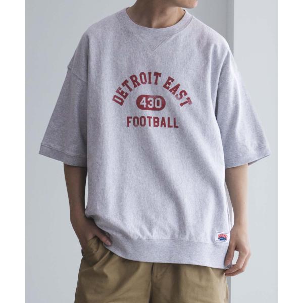 「NUTMEG」のスウェットTシャツです。肉厚な7.6オンスのタフなボディを使用。USAコットンならではの、着こむほどに味が出る独特の風合いがたまりません。首元のガゼット、脇下のリブ、裾リブ仕様など本格的なスウェットディテールを取り入れたデ...