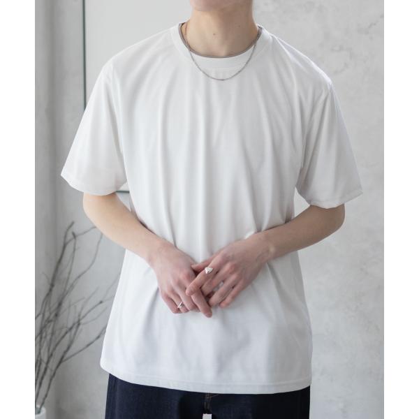 首元が重ね着したようなフェイクレイヤードTシャツ。カラーは、ホワイト・ネイビー・グレージュの3色展開です。■デザイン薄手で軽い素材を使用しながらも、しっかりとした編み目で仕上げた天竺生地を使用。表情の異なる2種類の生地を重ね合わせたデザイン...