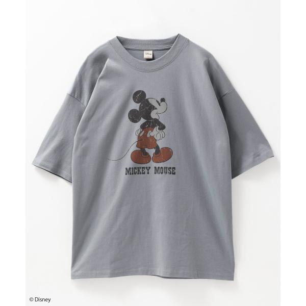 かすれプリントがおしゃれな半袖Tシャツ。カラーは、アイボリー・ブラック・アプリコット・ダークブルーの4色展開です。■デザインユーズド調のレトロ配色のボディにミッキーマウスのプリントがこなれ感をプラス。バックにはメッセージでアメカジテイストに...