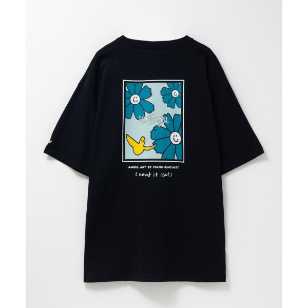 綿100％素材の程良いルーズシルエットTシャツ。カラーは、ホワイト・ブラックの2色展開です。■デザインややゆったりとしたルーズなシルエットのリラックスフィットサイズです。バックのデイジーアートワークがインパクトのある一枚。ファンにはたまらな...