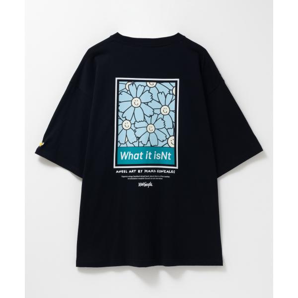 綿100％素材の程良いルーズシルエットTシャツ。カラーは、ホワイト・ブラックの2色展開です。■デザインややゆったりとしたルーズなシルエットのリラックスフィットサイズです。バックのデイジーアートワークがインパクトのある一枚。ファンにはたまらな...