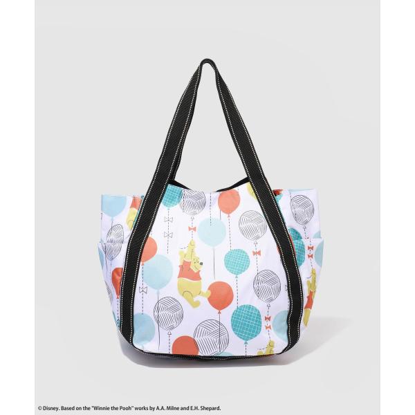 くまのプーさんをモチーフにした、存在感のあるトートバッグ。カラーは、ホワイトです。■デザインA4サイズの書類もラクラク収納できる大容量サイズ。外側両サイドのポケット。内側の仕分け可能なオープンポケットとファスナー付きポケットに加え、両サイド...