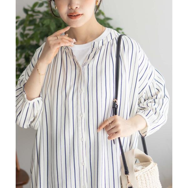 インド産レーヨン素材を使用した、7分丈のチュニックが登場です。カラーは、オフホワイト・グリーンブルー・ブラックネイビーの3色展開です。■デザイン首回りにギャザーをあしらった、ナチュラル＆ベーシックなバンドカラーシャツ。チュニック丈でゆったり...