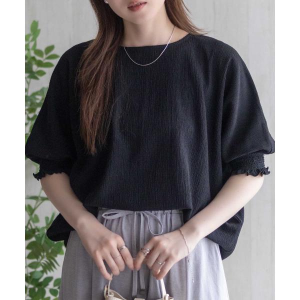 表面感のあるカットソー生地のプルオーバー。カラーは、ブラック・ブルーグリーン・ベージュの3色展開です。■デザイン袖口にゴムシャーリングを入れた5分袖の女性らしいシルエット。二の腕をしっかりカバーしてくれるのも嬉しいポイント。■ポイント表面感...