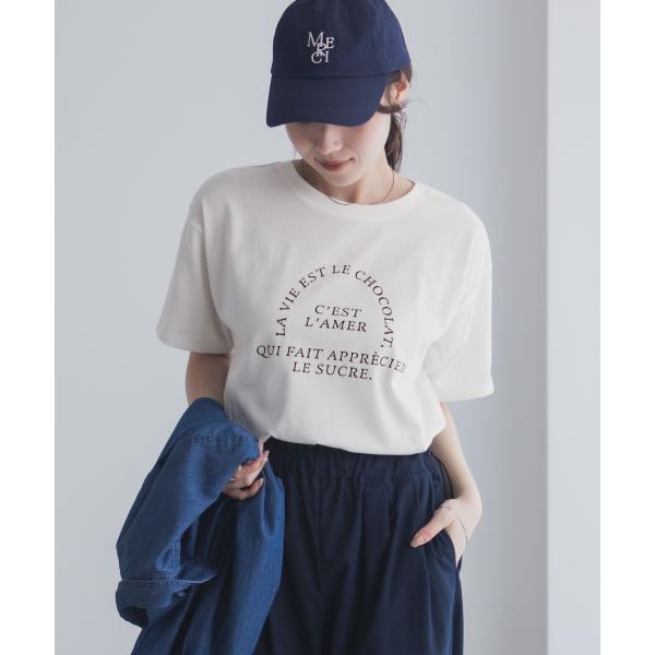 上品な印象のプリントTシャツ。カラーは、オフホワイト・ライトグリーン・ブラウンの3色展開です。■デザイン何にでもあう万能感のあるロゴＴこそプリントにこだわりたい。ロゴの La vie est le chocolat、 c'est l'ame...