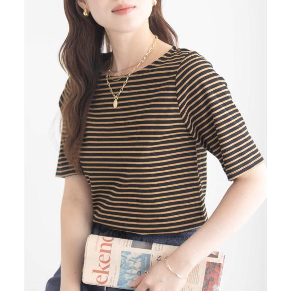 ロングシーズン重宝する伸縮性のあるテレコ素材のハーフスリーブトップス。カラーは、ホワイト×ブラックボーダー・ブラック×キャメルボーダーの2色展開です。■デザイン細身のボーダーが大人カジュアルな印象に。二の腕のラインを拾いすぎない袖幅感にして...