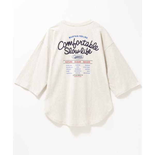 ビッグシルエットの7分袖Tシャツ。カラーは、オートミール・チャコール・グリーンの3色展開です。■デザインバックの立体感のあるアクリルチェーン刺繍が目を惹く一枚。フロントはロゴ刺繍のみでシンプルに仕上げています。裾はかわいいラウンドヘム仕様で...