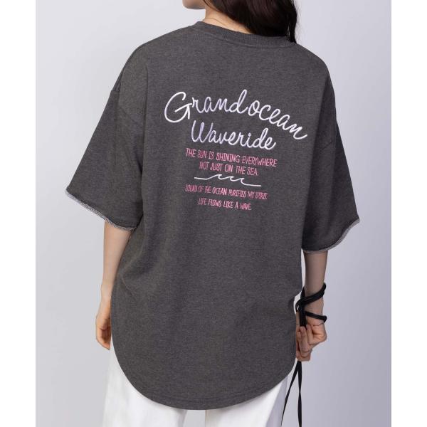 やわらかいガーゼ裏毛の5分袖Tシャツ。ポリエステル混なのでシワになりにくくきれいな仕上がりです。ゆったりとしたドロップショルダーなので着用すると袖も長めに見えます。裾はラウンド仕様で後ろ長めの前後差あり、袖口はカットオフ仕様でこなれ感のある...