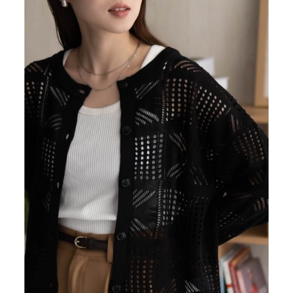 パッチワークのような透かし編みがトレンド感あるカーディガン。カラーは、オフホワイト・ブラック・モカの3色展開です。■デザイン着丈短め・身巾ゆったりの、ルーズ過ぎないほどよいざっくり感のクロシェカーデ。羽織るだけでいつものコーデが今っぽく完成...