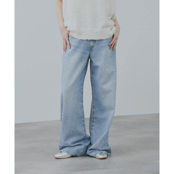 150年以上の歴史を持つジーンズブランド「Levi's(R)」から、ハイライズバギーデニムパンツの登場です。カラーは、ライトブルーです。■デザインリラックス感たっぷりのバギーシルエットが可愛いジーンズ。たっぷりとしたワイドな形でありながら、...