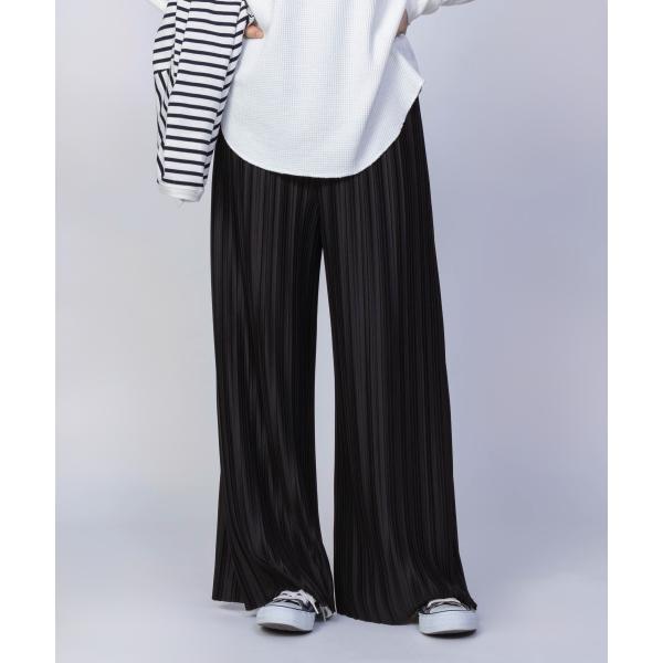 伸縮性のある素材にプリーツ加工を施した、ワイドシルエットのイージーパンツ。身体のラインをひろいにくいシルエットで、プリーツが縦のラインを強調するので、スッキリした印象になります。ウエストは総ゴムでストレスフリーなはき心地。シワになりにくい素...