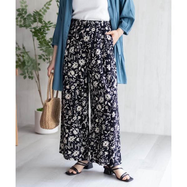 個性的な総柄とベーシックな無地を使用したゆったりとしたワイドパンツ。カラーは、ブラック花柄・ブラックライン柄・ブラック無地・レッド・グリーン・ブルーの6色展開です。■デザインドレープ感が楽しめるインドレーヨン素材を使用。鮮やかなプリントが目...