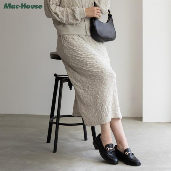 凹凸感が特長的なふくれジャガードを使用したIラインシルエットのスカート。肌あたりが良く、軽量でストレッチ性がある素材を使用しています。カラーは、ホワイト・ブラックの2色展開です。バックスリットがあることで足さばきもよく、動きやすくなっていま...