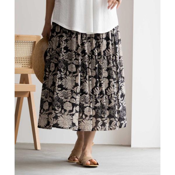 ふんわりとした風合いの良いインド綿を使用したロングスカートです。たっぷりとしたギャザーと長めの丈が贅沢な一枚。カラーは、ブラック×柄・グリーン・ブルー・ネイビーの4色展開です。裏地付きなので安心してはいていただけます。カットソーやブラウスと...
