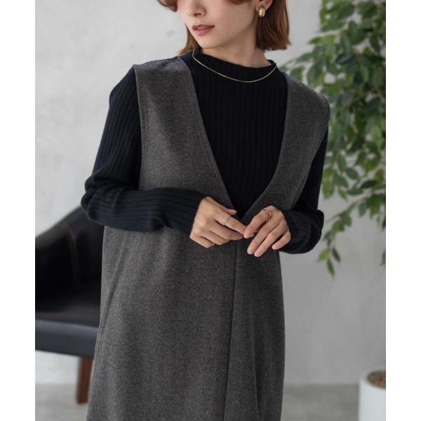 ほどよいウォーム感のあるポンチ素材で、ストンときれいなシルエットのジャンパースカートです。カラーは、ヘリンボーン柄・ツイード柄・ブラックの3色展開です。■デザイン首元がスッキリ見えるトレンドのVネックデザイン。キレイめ素材でカジュアル過ぎな...