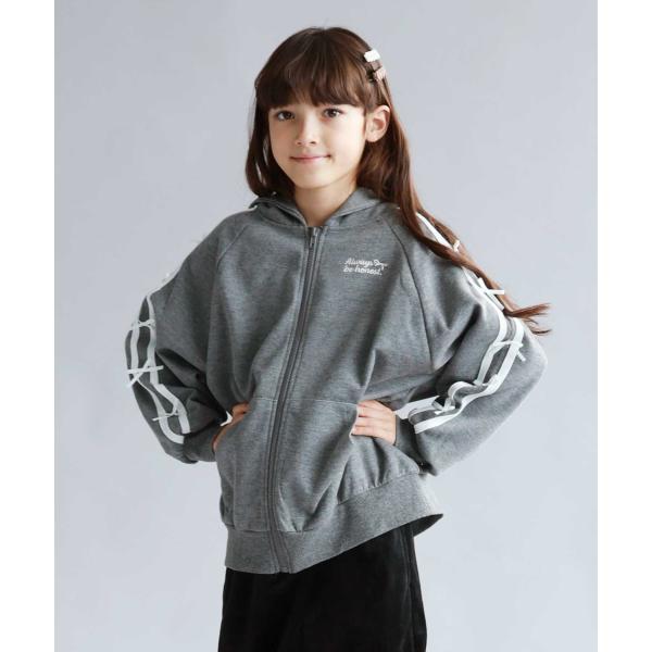 トレンド感あふれるビッグシルエットのジップパーカーとリブタンクトップのアンサンブル。カラーは、オートミール・チャコールの2色展開です。■デザイン肩ラインにあしらわれたリボンがアクセントになり、シンプルながら個性をプラスした可愛らしいデザイン...