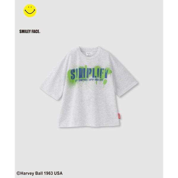 インパクトのあるペイント調ロゴがかっこいいビッグシルエット半袖Tシャツ。カラーは、ホワイト・ブラックの2色展開です。■デザイン大胆なバックスタイルが目を引く、存在感のあるグラフィックTシャツです。バックスタイル：斜めに配置された「SMILE...