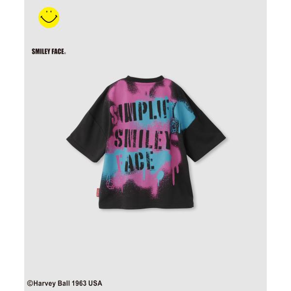 インパクトのあるペイント調グラフィックがかっこいいビッグシルエット半袖Tシャツ。カラーは、チャコール・ブラックの2色展開です。■デザイン「SMILEYFACE（スマイルフェイス）」とのコラボレーションアイテムです。背中にはスプレーアートのよ...