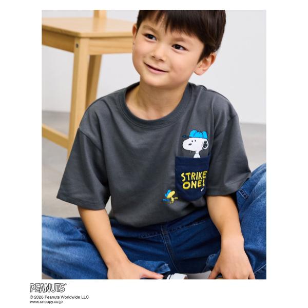 遊び心たっぷりな胸ポケットデザインに思わず笑顔になるTシャツ。カラーは、チャコールです。■デザイン胸元のポケットから「スヌーピー」がひょっこりと顔を出している、遊び心あふれるキュートなデザイン。ポケットの横には、ちょこんと佇む「ウッドストッ...