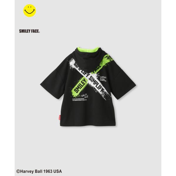 インパクトのあるペイント調グラフィックがかっこいい半袖プルパーカー。カラーは、チャコール・ブラックの2色展開です。■デザイン「SMILEYFACE（スマイリーフェイス）」を、エッジの効いたストリートスタイルに昇華させたプルオーバーパーカーで...