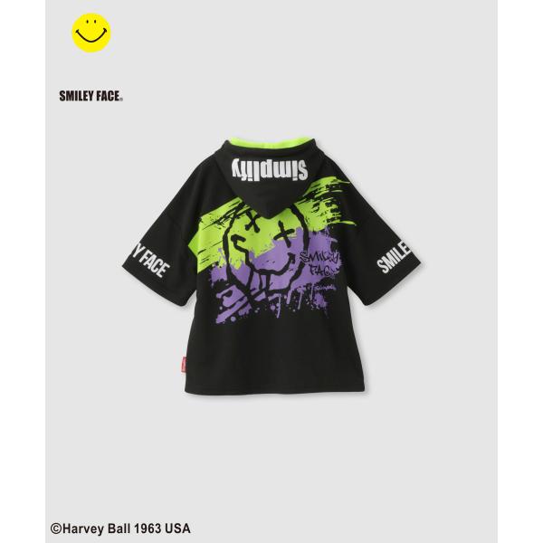 インパクトのあるペイント調グラフィックがかっこいい半袖プルパーカー。カラーは、ホワイト・ブラックの2色展開です。■デザイン「SMILEYFACE（スマイリーフェイス）」とコラボレーションした、存在感のあるプルオーバーパーカーです。最大の魅力...