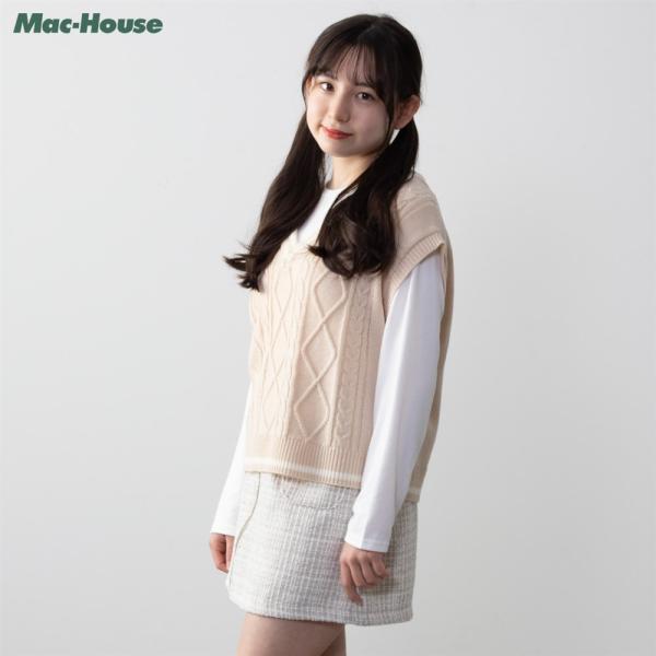 単品でも使えるニットベストと長袖Tシャツのアンサンブルです。カラーは、オフホワイト・ネイビー・ベージュの3色展開です。ニットベストはウールのようにふっくらとしており、柔らかい事が特徴的なアクリル100％を使用。シワになりにくく、ネットに入れ...