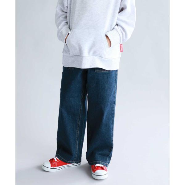 ゆるっとしたシルエットながらも、しっかりサマになるデニムペインターパンツ。カラーは、ネイビーです。■デザインユニセックスで使えるデザインのため、男女問わず幅広いスタイルにマッチします。ワークテイストの大きめポケットがデザインアクセントになり...