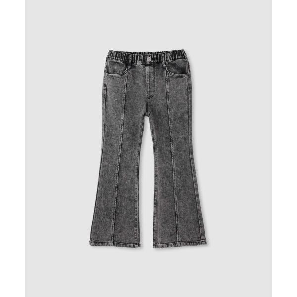 トレンド感のあるフレアシルエットのデニムパンツ。カラーは、ブラックケミカルです。■デザイン脚のラインをきれいに見せてくれる絶妙な広がり具合で、スタイルアップ効果も◎センターシームが縦のラインを強調し、よりすっきりとした印象に仕上がっています...