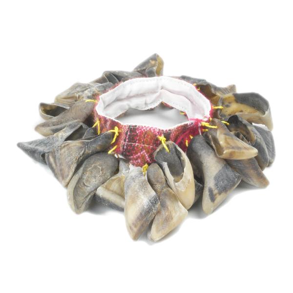 チャフチャスは、山羊や羊の爪を布に縫い付け、マラカスのように振って音を出すアンデスのリズム楽器です。掲載写真の実物をそのままお届けしますので、イメージ違いの心配もありません。ボリビア製。