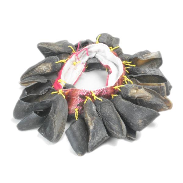 チャフチャスは、山羊や羊の爪を布に縫い付け、マラカスのように振って音を出すアンデスのリズム楽器です。掲載写真の実物をそのままお届けしますので、イメージ違いの心配もありません。ボリビア製。