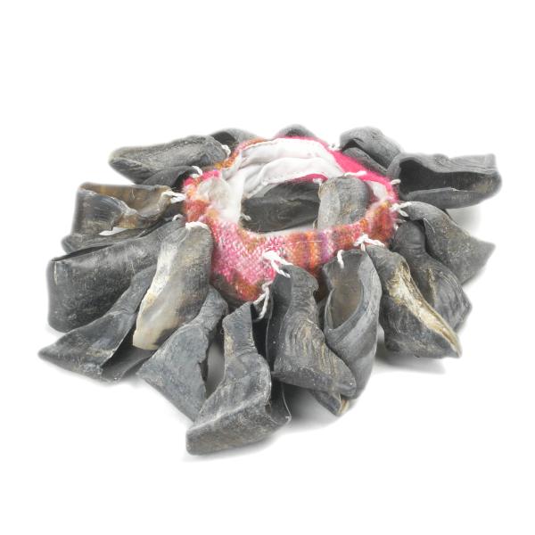 チャフチャスは、山羊や羊の爪を布に縫い付け、マラカスのように振って音を出すアンデスのリズム楽器です。掲載写真の実物をそのままお届けしますので、イメージ違いの心配もありません。ボリビア製。