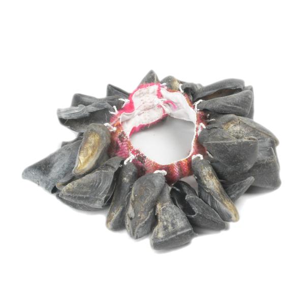 チャフチャスは、山羊や羊の爪を布に縫い付け、マラカスのように振って音を出すアンデスのリズム楽器です。掲載写真の実物をそのままお届けしますので、イメージ違いの心配もありません。ボリビア製。