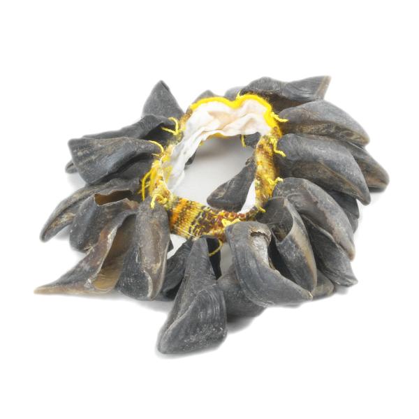 チャフチャスは、山羊や羊の爪を布に縫い付け、マラカスのように振って音を出すアンデスのリズム楽器です。掲載写真の実物をそのままお届けしますので、イメージ違いの心配もありません。ボリビア製。