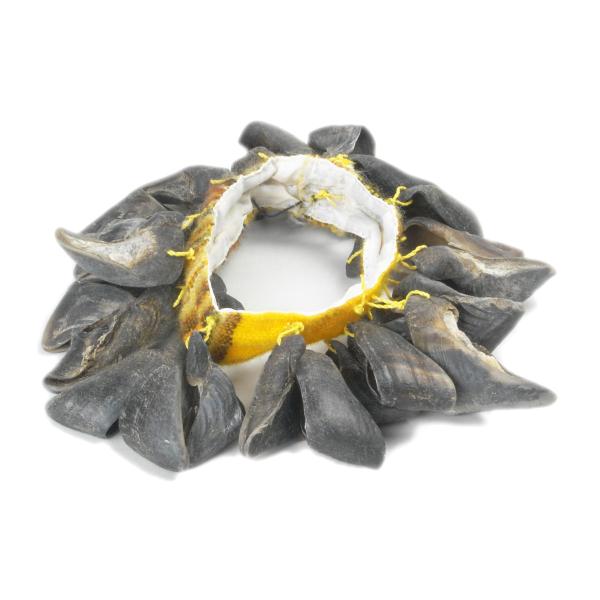 チャフチャスは、山羊や羊の爪を布に縫い付け、マラカスのように振って音を出すアンデスのリズム楽器です。掲載写真の実物をそのままお届けしますので、イメージ違いの心配もありません。ボリビア製。