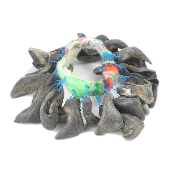 チャフチャスは、山羊や羊の爪を布に縫い付け、マラカスのように振って音を出すアンデスのリズム楽器です。掲載写真の実物をそのままお届けしますので、イメージ違いの心配もありません。ボリビア製。