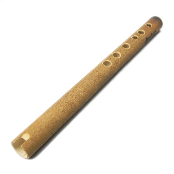 先住民アイマラ族が古くから楽器作りに用いてきたバンブー〈キルキ〉で製作した古式ケーナ（G管）です。〈キルキ〉はアイマラ語で「粗い」を意味し、鮫肌のようなざらりとした質感が特徴。その独特の素材から生まれる音は、深みある低音から鋭い高音まで、野...