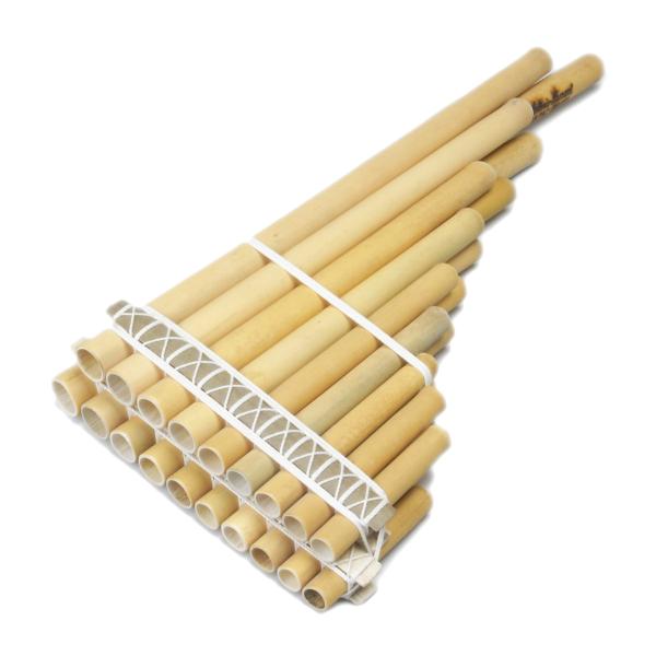 伝統的な技術を受け継ぐボリビアの管楽器職人、アントニオ・ママニ製作によるサンポーニャ〈マルタ〉です。サンポーニャにはチュリ・マルタ・サンカ・トヨの4種類がありますが、その中でも〈マルタ〉は最も標準的な音域を持ち、初心者から経験者まで幅広く安...