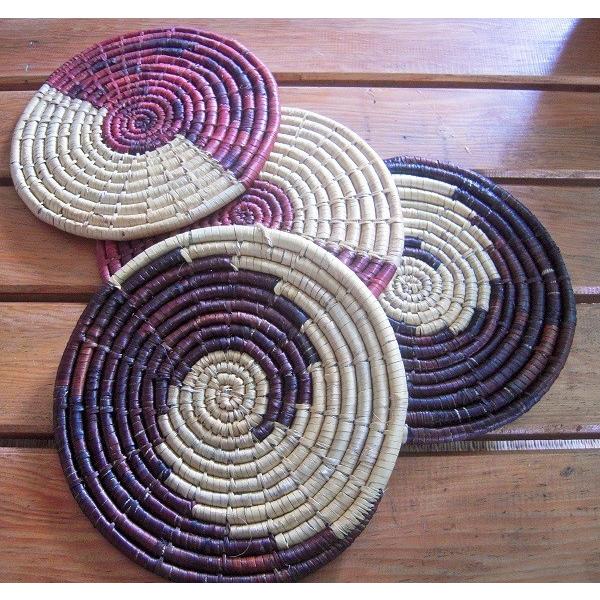 サイズ：直径約20cm　原産国：ネパールカラー：レッドMix、ブラウンMix素材：Thatch grass　ハンドメイドですので、サイズには若干の誤差がございます。Thatch grassという多年草を使用しています。