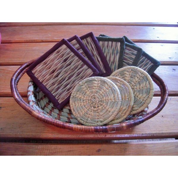 サイズ：約23×17cm  深さ：約4cm原産国：ネパールカラー：ブラウンMix素材：Thatch grassハンドメイドですので、サイズには若干の誤差がございます。Thatch grassという多年草を使用しています。