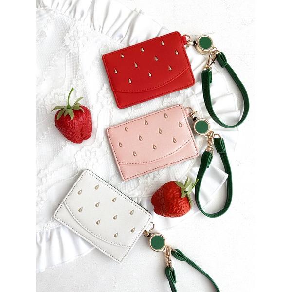 ◆かわいいイチゴがモチーフ◆・いちごをイメージした伸びるリールパスケース。・ゴールドビジューで表現した種のぷっくり感がとってもかわいい♪・背面は定期やICカードを収納する窓付きのクリアポケット。・背面とリール部分のグリーンはいちごの葉っぱを...