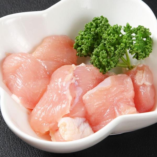 若鶏の「胸肉」と「手羽元」の間にあるお肉で、一羽から少量しかとれない希少部位です。食感はムネ肉ともも肉の間くらいです。胸肉ほどパサつかないのにヘルシー！元々ひと口サイズなので、そのままお料理にお使いいただけます。やわらかジューシーな唐揚げに...