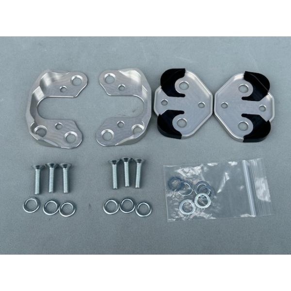 200系ハイエース用ドアストライカー、運転席・助手席用セットです。アルミ削り出し、アルマイト仕上げキット内容・運転席・助手席ドアストライカー・皿ボルト：6本・ワッシャー（1.6ｍｍ厚）：6枚・高さ調整用ワッシャー（0.8ｍｍ厚）：6枚・こち...