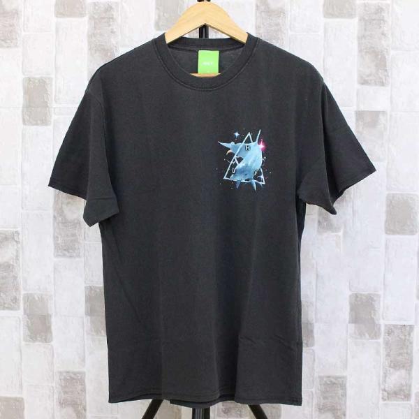 「SPACE DOLPHINS WASHED S/S TEE　TS01849」ピグメントダイのコットンでヴィンテージな雰囲気を演出した半袖Tシャツ。80 年代の水族館の記念品Ｔシャツにインスパイアされたカスタム HUF アートを左胸と背面に...